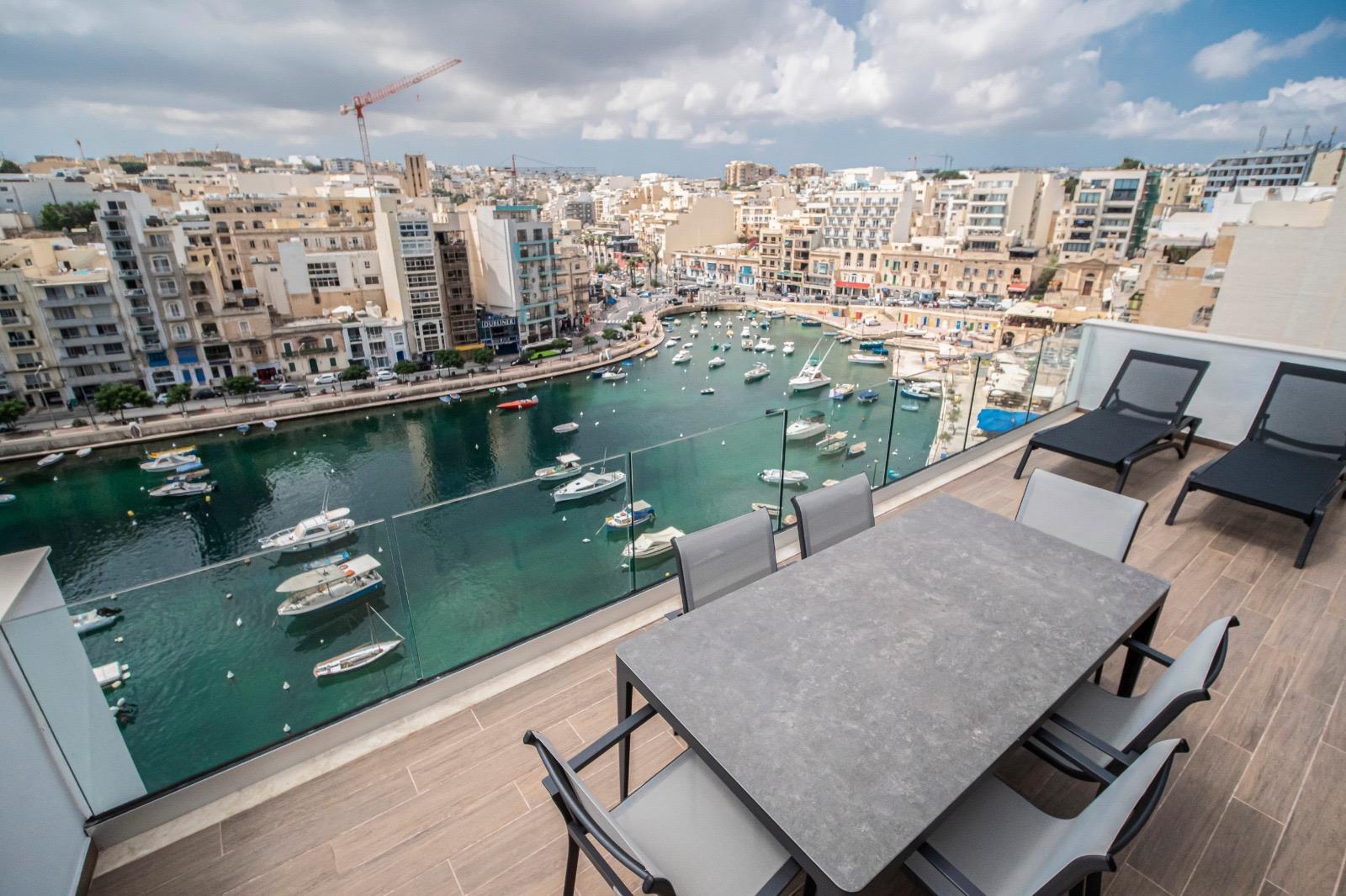 Luxurious Seafront Penthouse with Breathtaking Views of Spinola Bay For Sale in St. Julians € ...